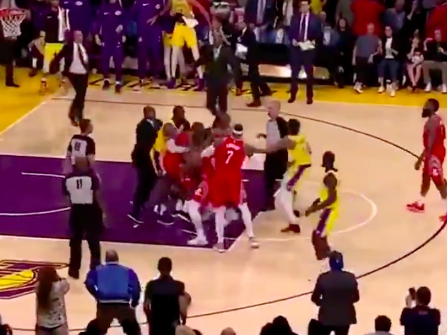 VIDEO: Lakers, Rockets players brawl in Los Angeles - ABC15 Arizona